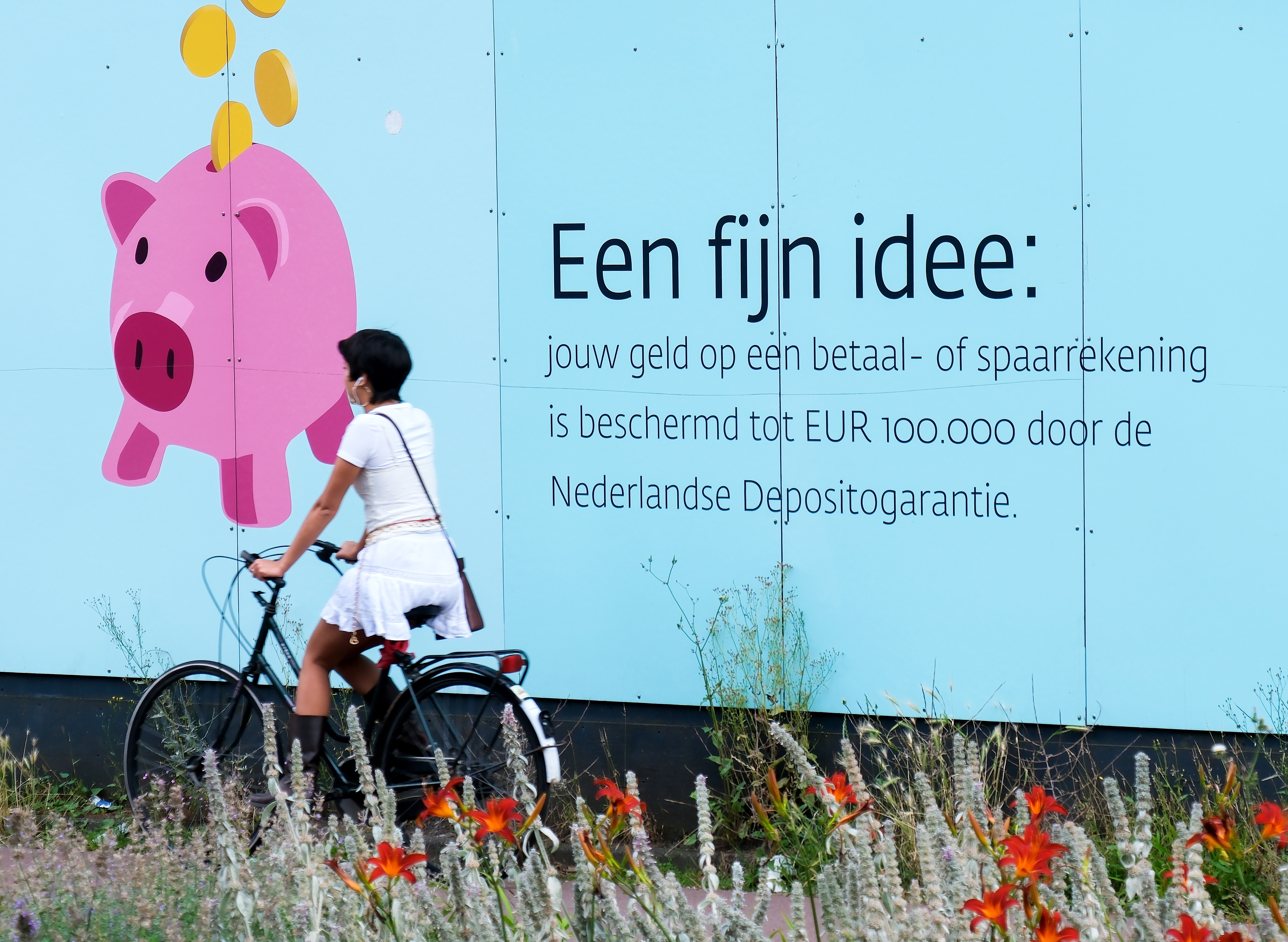 How concerning is it that Dutch savings are held abroad? | APG